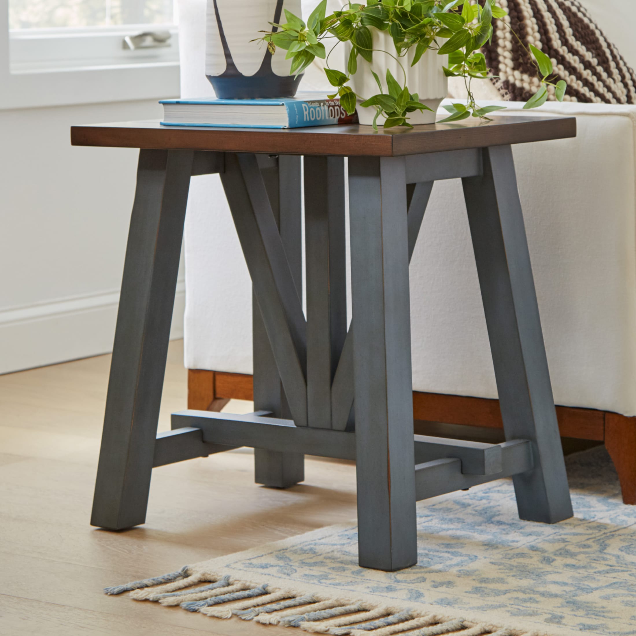 Chairside Table | Cardis